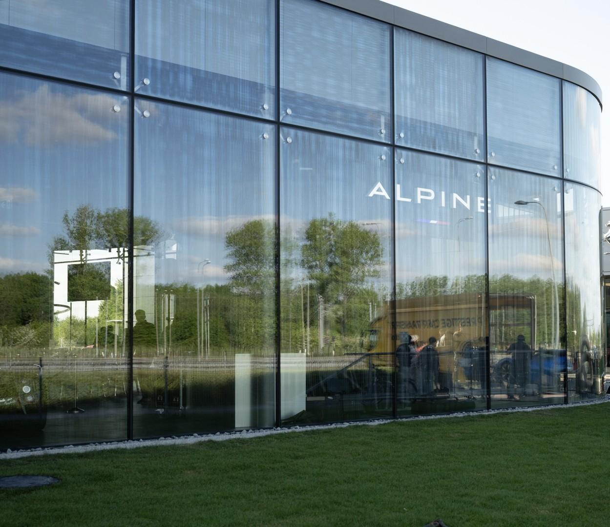 Nowy salon Alpine w Warszawie. Najnowocześniejszy obiekt marki w ...